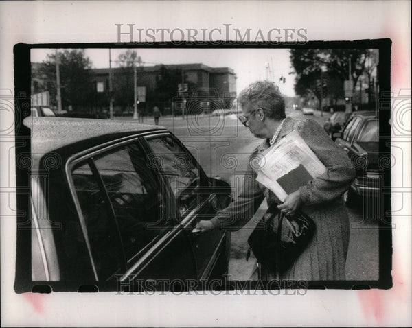 1988 Press Photo Rose Mary Osborne chauffeured car - Historic Images