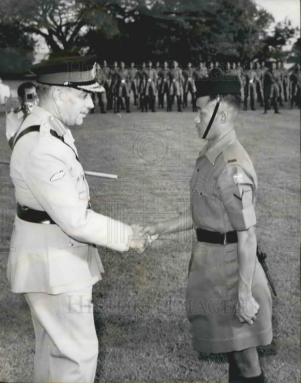 Press Photo Lieutenant General Alan Jolly Lance Corporal Limbu Far Eas ...