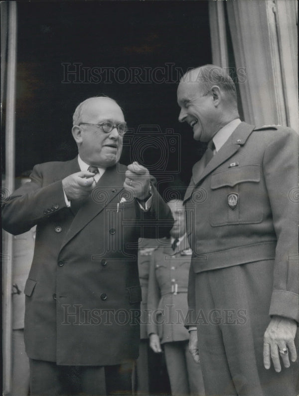 The President makes the General laugh - Historic Images