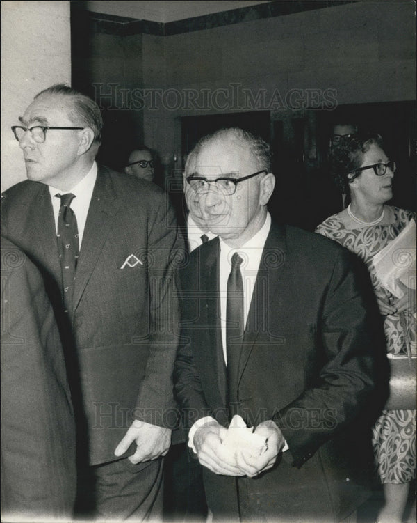 1968 Engineering Union Leader Hugh Scanlon Leaving Ministry - Historic ...