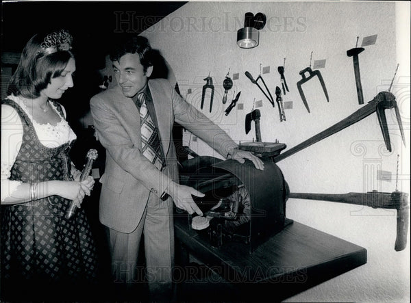 Press Photo Elmar Pieroth & Wine Queen at German wine estate museum ...