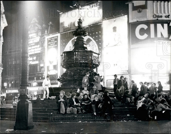 Press Photo Early Morning Dropouts At The Eros Station At Piccadilly C ...