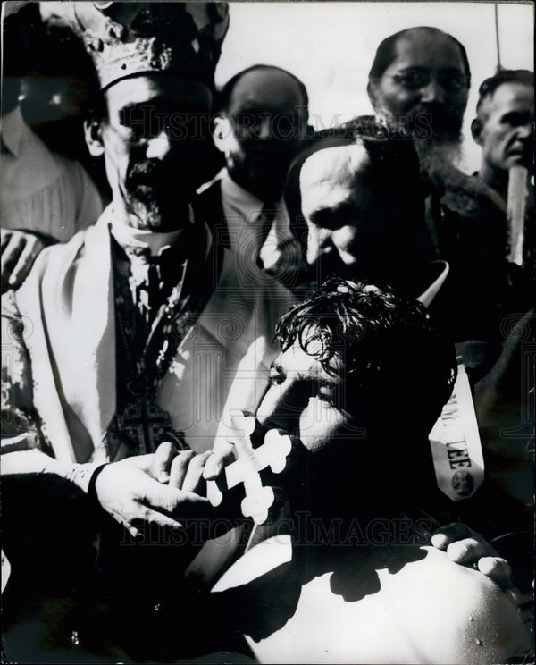 Press Photo Archbishop Iakovos gives blessing to Jim Mouzourakis ...
