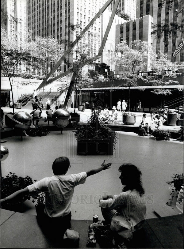 1985, Empty fountain in New York's Avenue of the Americas - KSB34671 ...