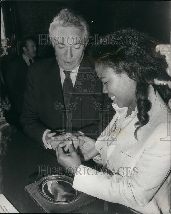 1973 British actor Peter Finch Marries Eletha Barret - Historic Images