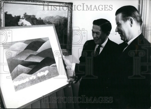 1963 Press Photo Philippines Minister Pelaep Shows Minister Dr. Schrod ...