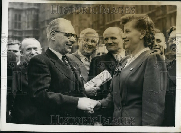 1956 Press Photo Jim Simmonds Labour M.P.& A.Fedina,Transport Workers ...
