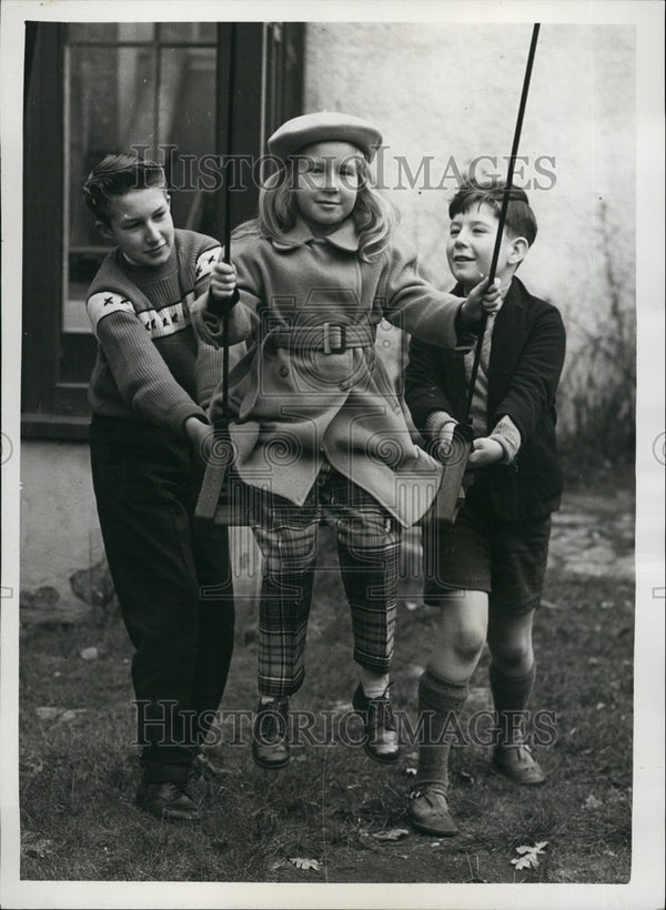 1959 Celia Williams Makes Medical History With Electric Heart ...