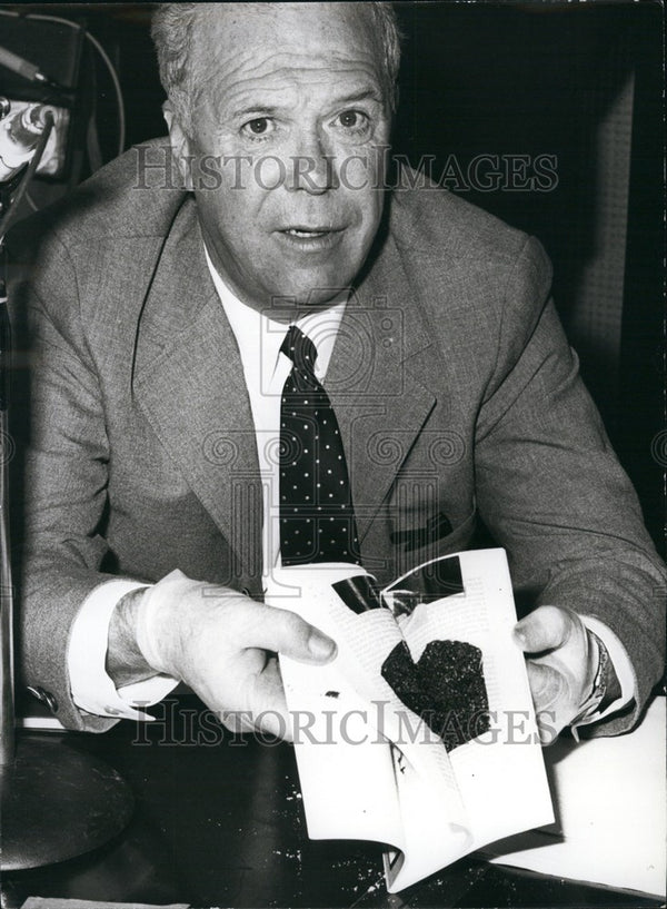 1973 Commander Robert Huntley & a "book" bomb - Historic Images