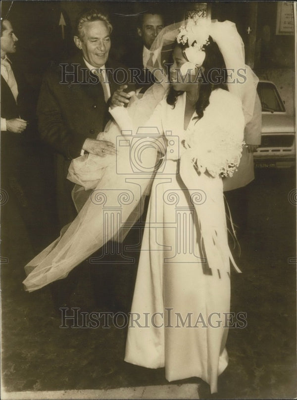1973 Press Photo Peter Finch & Eletha Barret Marriage - Historic Images