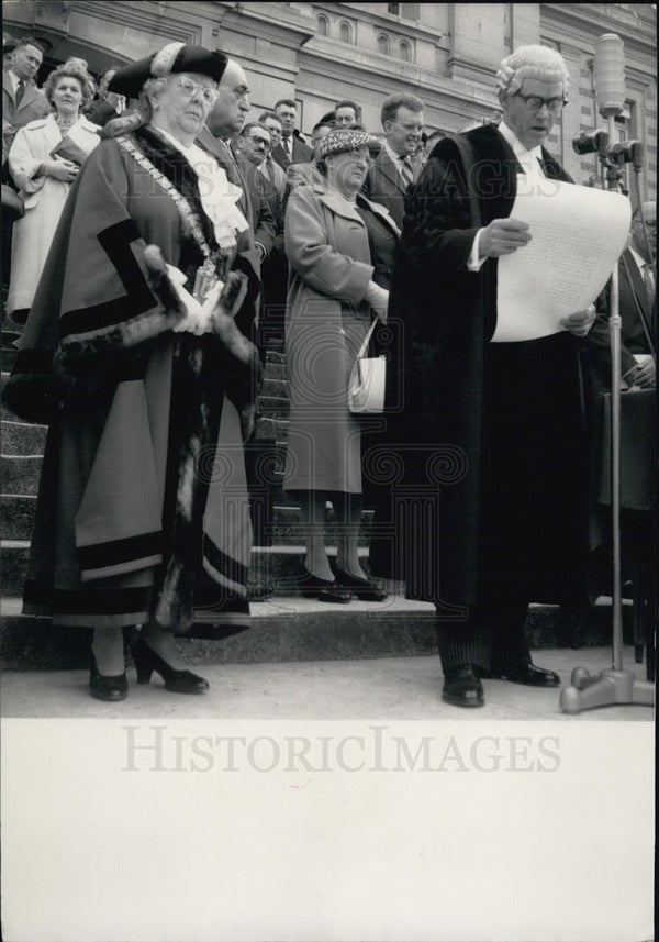1959 Elizabeth E Monck, (Mayor de Rugby) & Mr. Dufy (Council Member ...