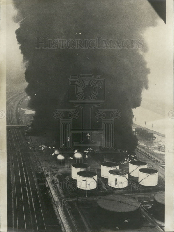 1966 Press Photo Smokestack butane gas fire Tuesday morning Feyzin Ref ...