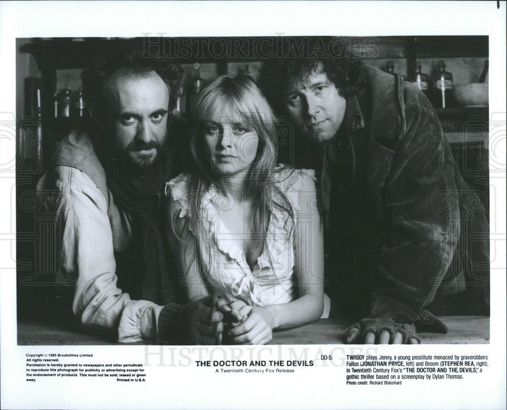 1985 Press Photo Jonathan Pryce Actor Stephen Rea Twiggy Doctors Devil ...