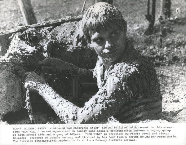 1980 Press Photo Film Hog Wild Actor Michael Biehn Cement - Historic Images