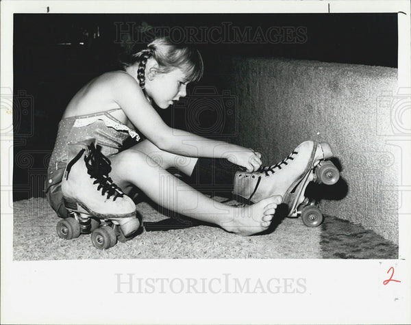 1982 Press Photo Shannan Viars Laces Up Skates At Starburst Skate Cent ...