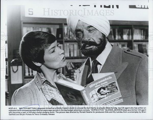 Press Photo Hopscotch Film Actors Walter Matthau Glenda Jackson Disgui ...