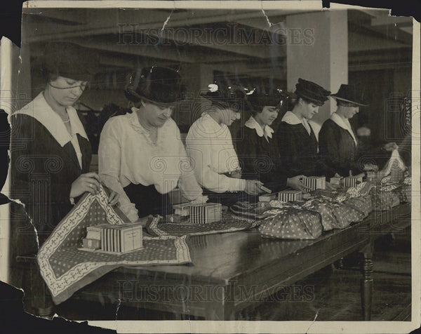 1917 Press Photo Chicago Red Cross Woman's Bureau Christmas Packages D ...