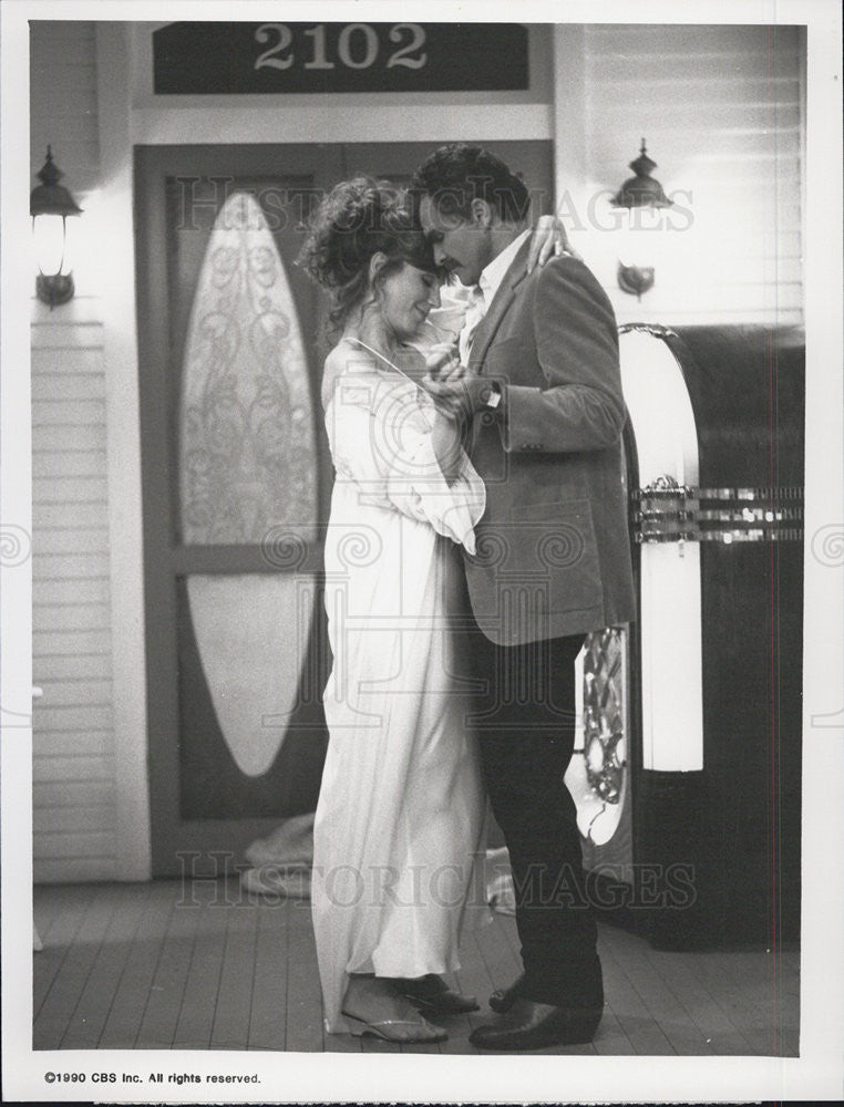 1990 Press Photo Burt Reynolds & Marilu Henner in "Evening Shade" - Historic Images