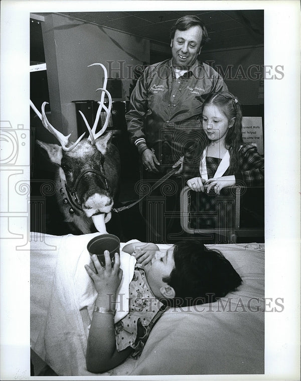1989 Press Photo Prancer& John Riley at hospital visit - Historic Images