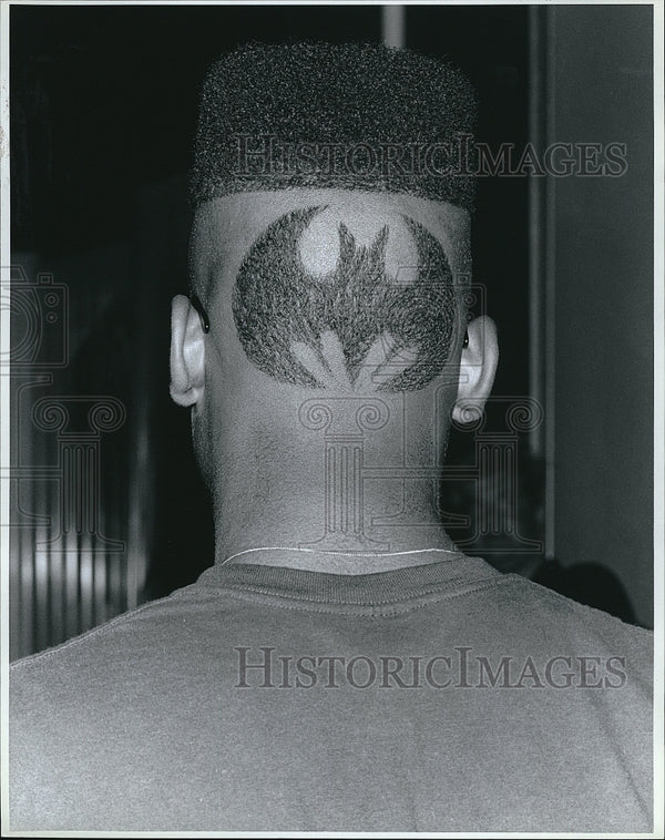 1989 Press Photo A "Batman" haircut on a man - Historic Images