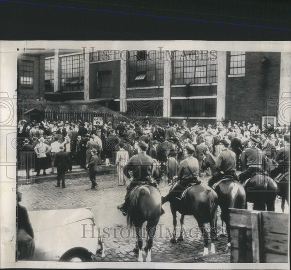 1945 Oil Strike Cleveland Standard Refinery - Historic Images
