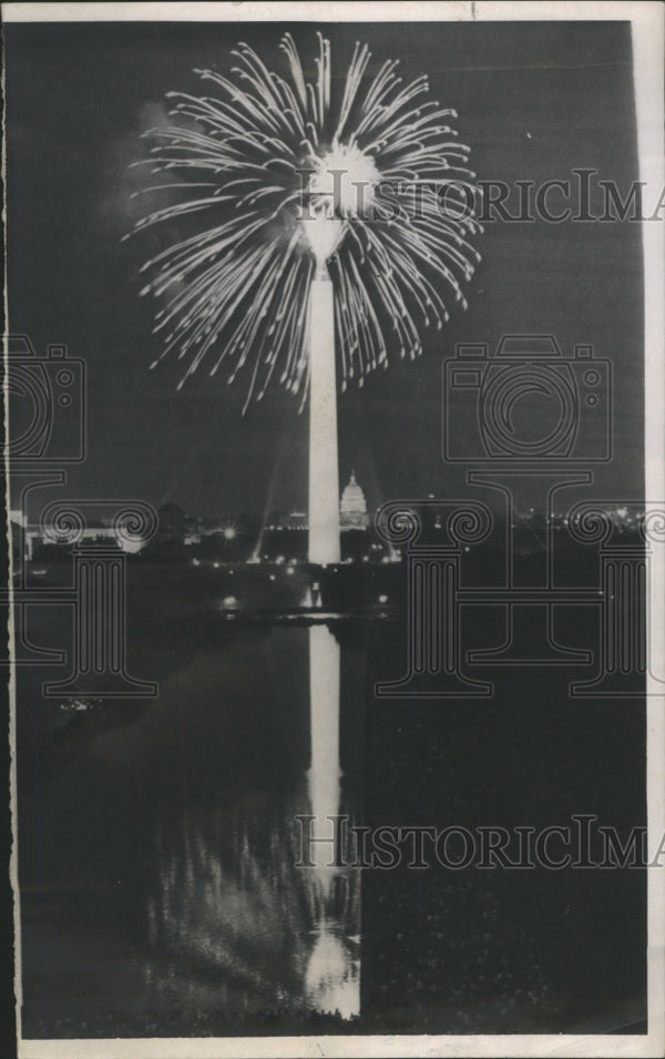1965 Press Photo Fireworks Over Washington Monument - Historic Images
