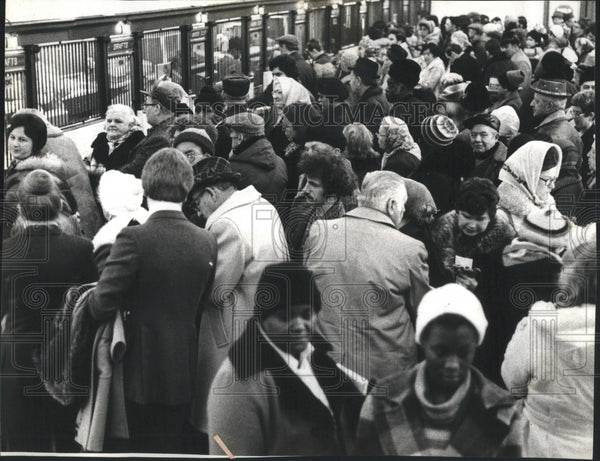 1977 New Drovers Bank draws crowd first day - Historic Images
