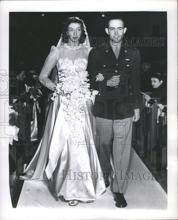 1943 Lt Paul Mckenney and wife - Historic Images