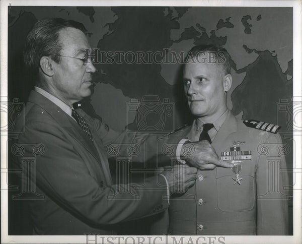1945 Captain D.C. White Awarded Bronze Star - Historic Images