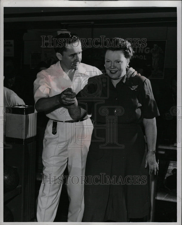 Bowler Ned Day Teaches Woman To Bowl - Historic Images