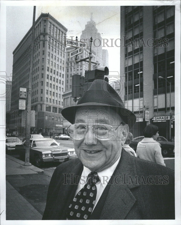 Closeup caption of Leonard Simons - Historic Images