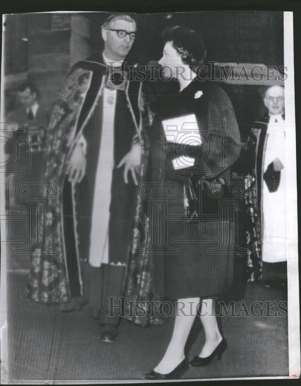 Robin Woods Greets Queen Elizabeth - Historic Images