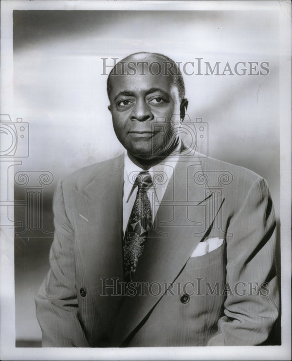 1951 Press Photo Bill Walker Actor Room Coat Tie Show - Historic Images