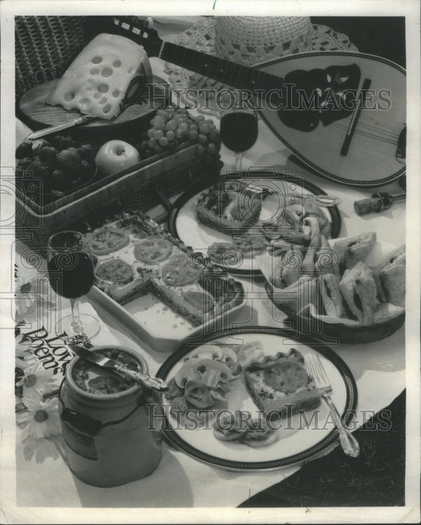 1973 Sophisticated Picnic Labor Day - Historic Images