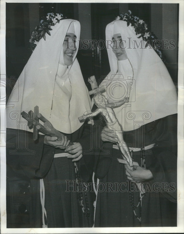 1964 Mary Catherine Sister Esther Ruth Pose - Historic Images