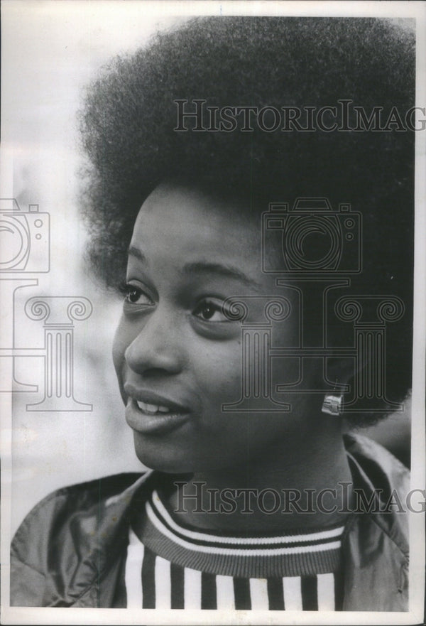 1971 Shirley Neal talking Reporter Fred - Historic Images
