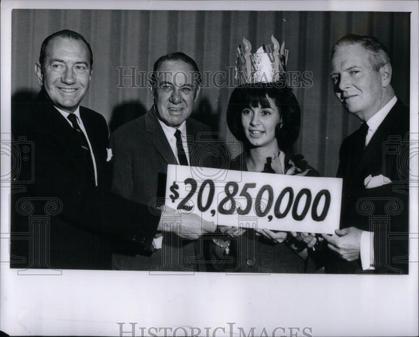 1964 Miss Torchy with U.F. officials - Historic Images
