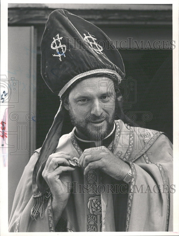 1989 Press Photo Bill Conklin Archangel Church Peace - RRV32335 ...