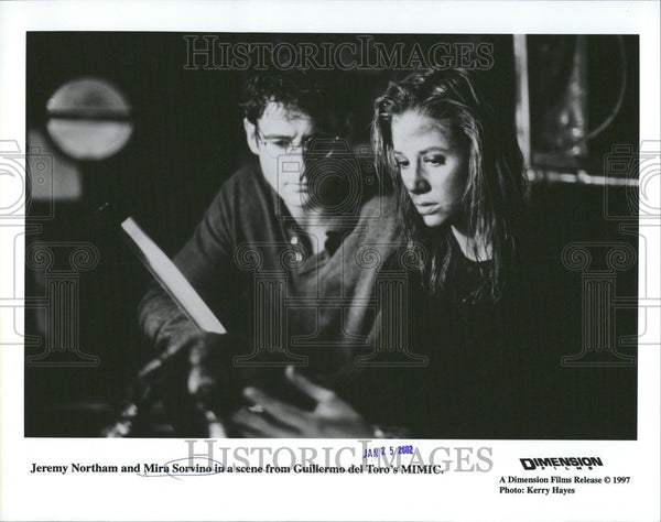 1997 Press Photo Actors Jeremy Northam & Mira Sorvino - Historic Images