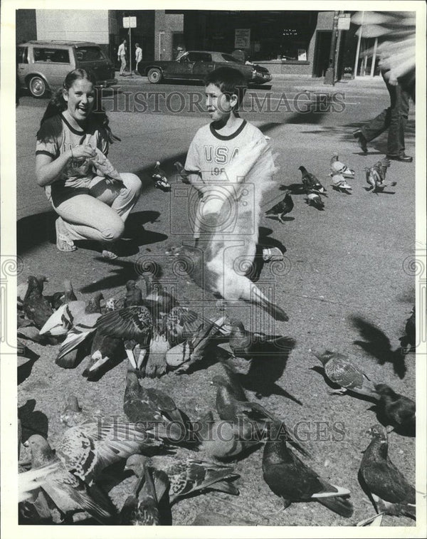 Press Photo Wendy Laird Peter Gibson Belfast Pigeons - RRV60643 ...