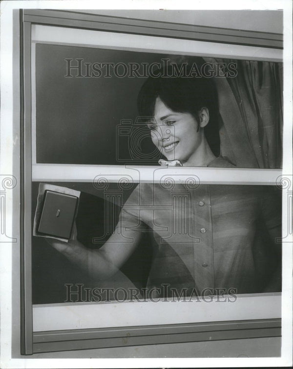 1975 Press Photo Woman Windows wash outside climb get - RRV61059 ...