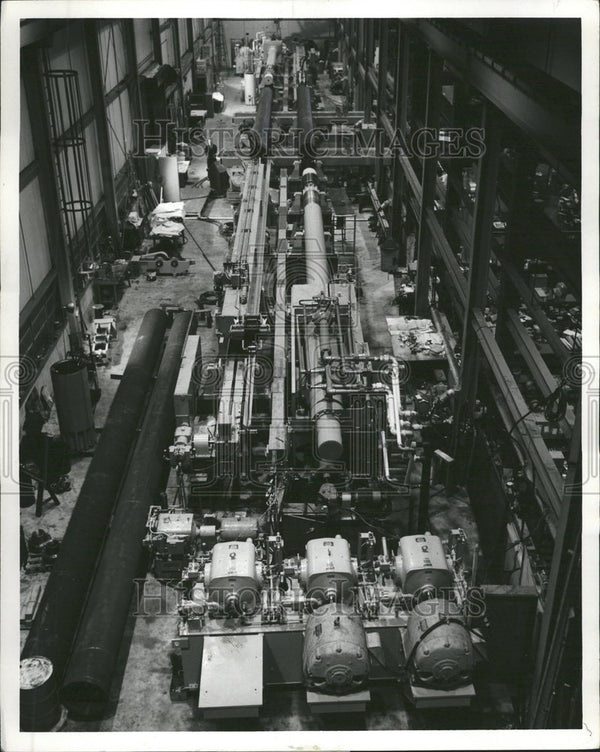 1970 Press Photo Stretching petroleum industry Pipe - Historic Images