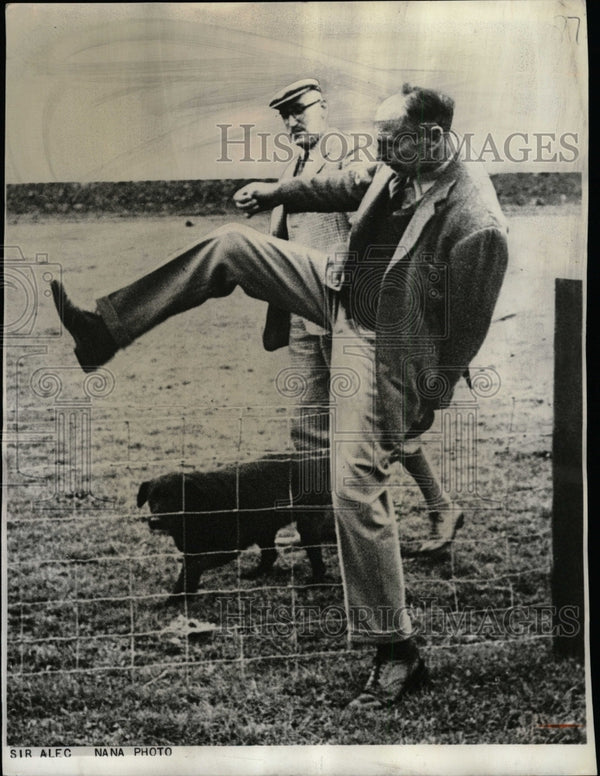 1964 Press Photo Prime Minister Alec Douglas Farm - RRW08679 - Historic ...