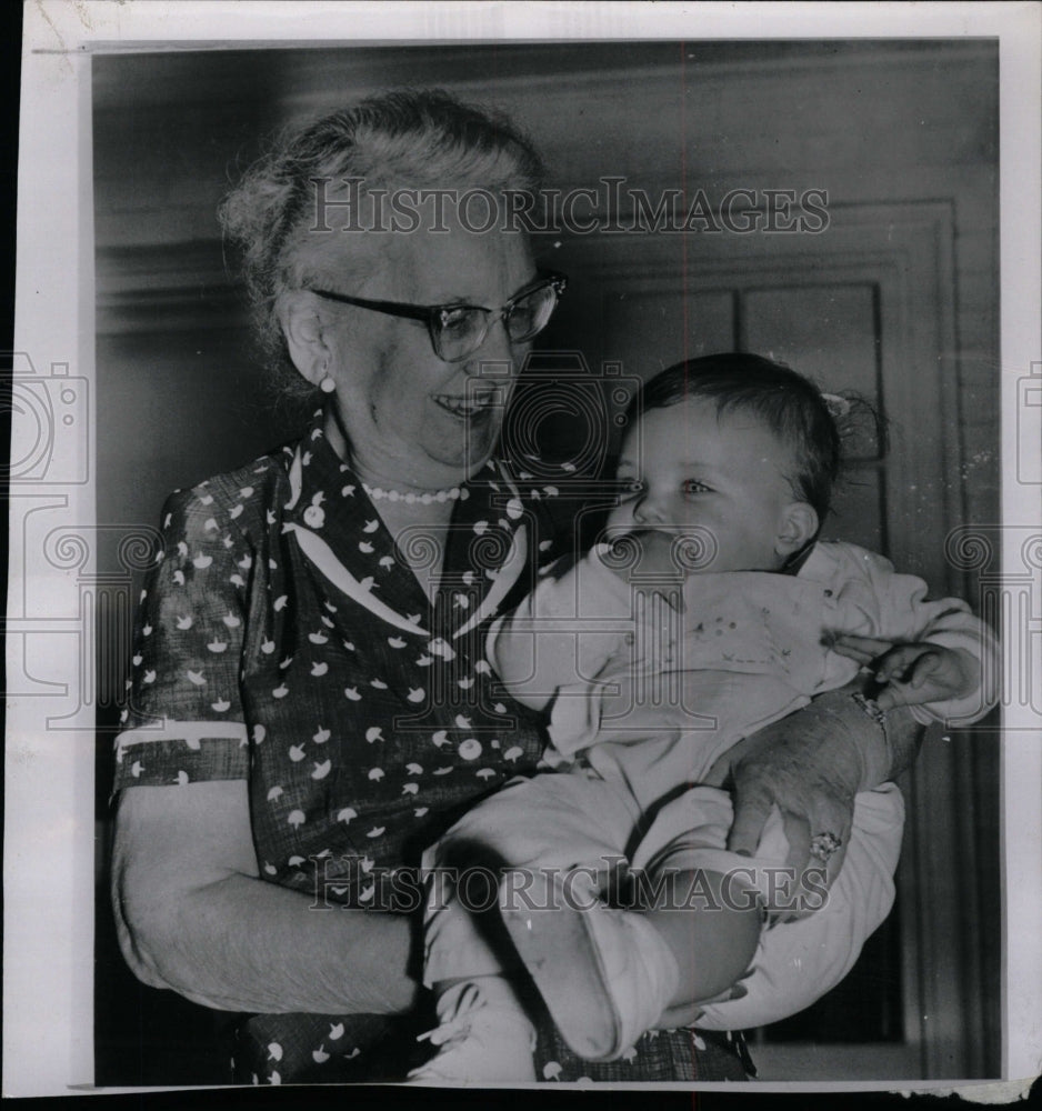 1955 Press Photo Mrs. Doud and Her Grandchild "Peaches" - RRW10859 ...