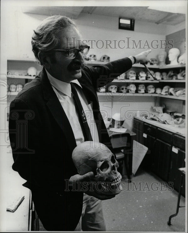 1979 Press Photo Anthropologist Dr Michael Charney - RRW25463 ...