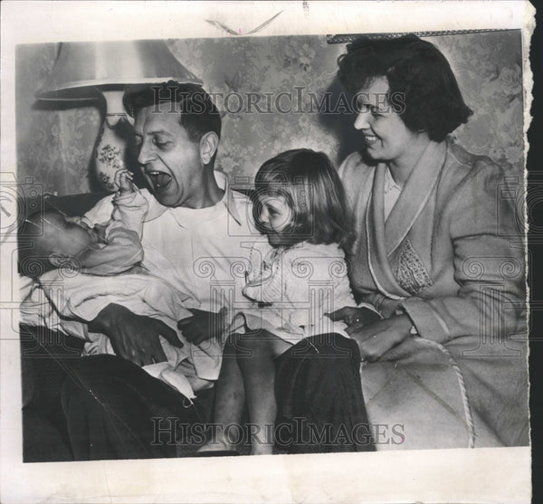 1952 Press Photo Ransomed Flier Capt Swift Jr & Family - RRW28081 ...