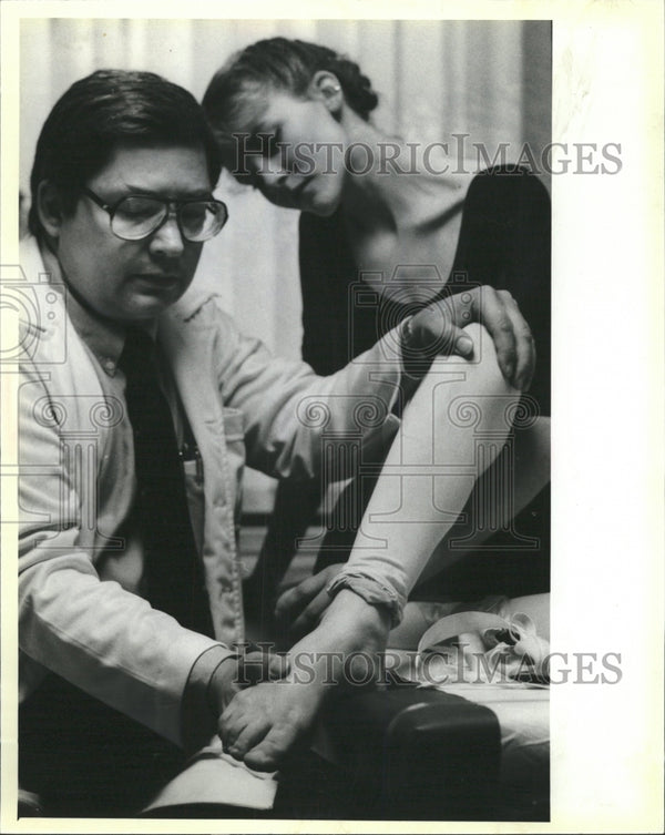 1985 Press Photo Dr PW Stodola Treats Dancer Landovsky - RRW34539 ...