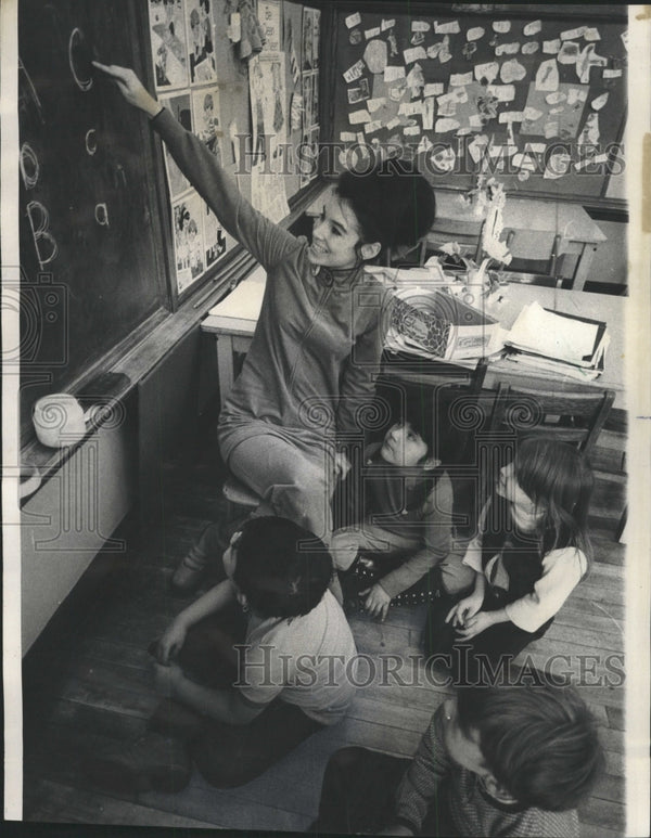 1973 Press Photo MRS. LINDA KINDERGARTEN STEWART SCHOOL - RRW47561 ...