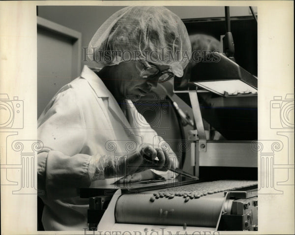1992 Press Photo Pills Upjohn Company Plant Kalamazoo - RRW59215 ...