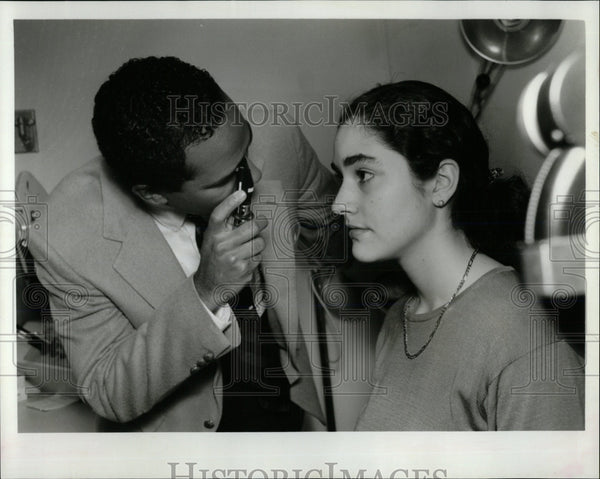 1992 Press Photo Dr Kenneth Goins ophthalmologist CH - RRW66343 ...